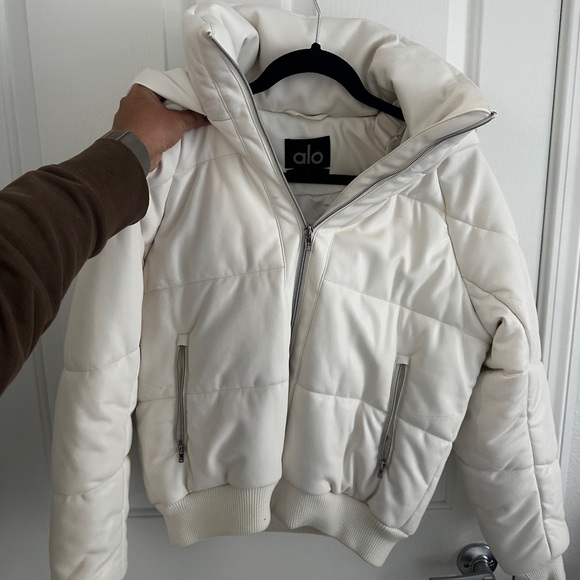 ALO Yoga | Jackets & Coats | Alo White Puffer Jacket Only Worn 2x ...